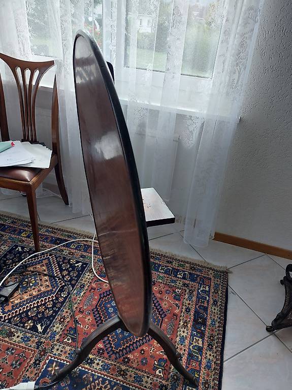 Table ancienne 3 pieds rabattable Canton Fribourg - anibis.ch