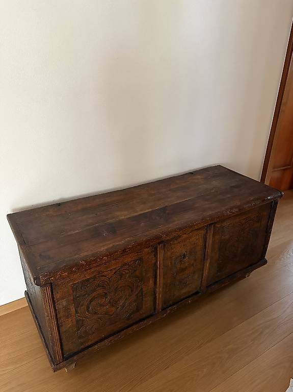 Coffre ancien en bois sculpté Canton Valais - anibis.ch
