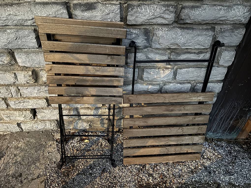 Table avec deux chaises Canton Valais - anibis.ch