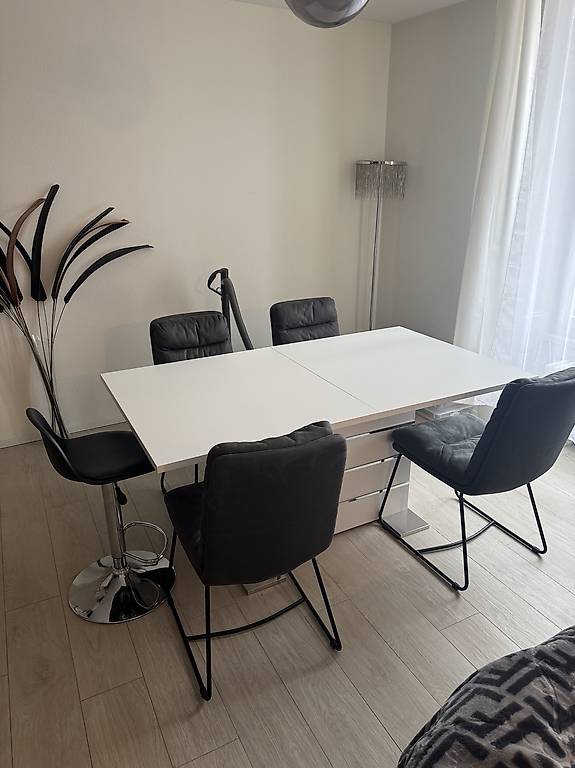 Table salle à manger avec 4 chaises Canton Neuchâtel - anibis.ch