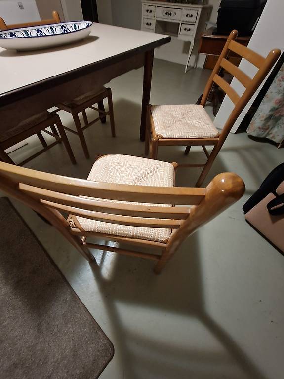 Table à manger avec 4 chaises Canton Vaud - anibis.ch