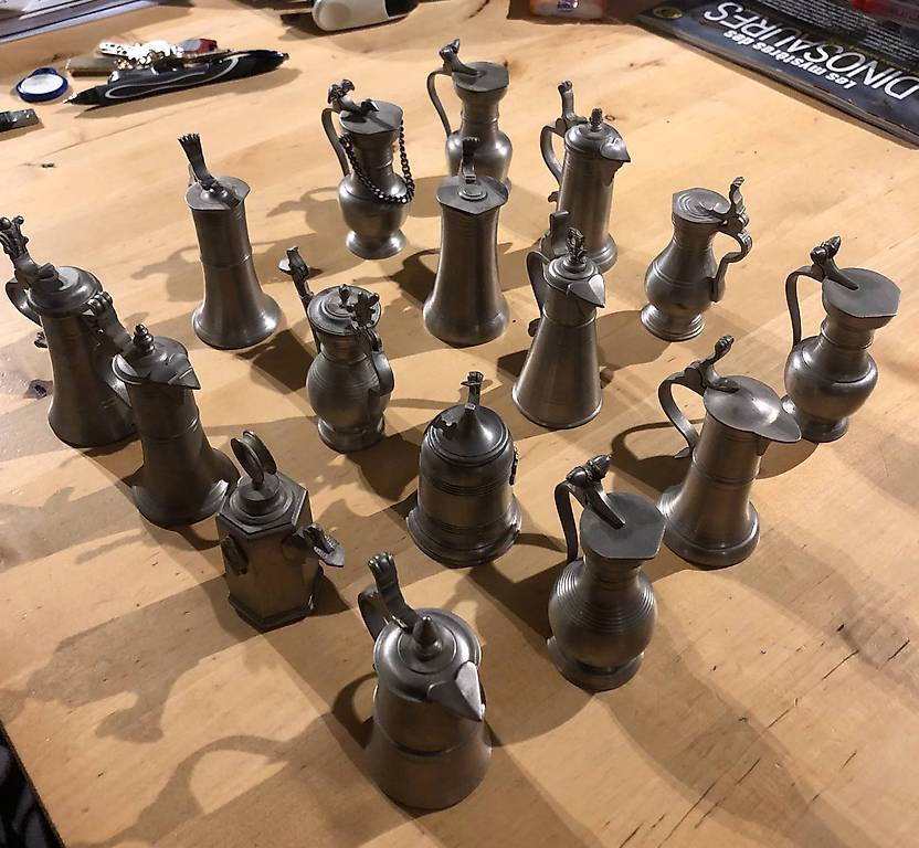 Très jolie collection de 16 channes en étain fin-taille 8 cm im Kanton Waadt - anibis.ch