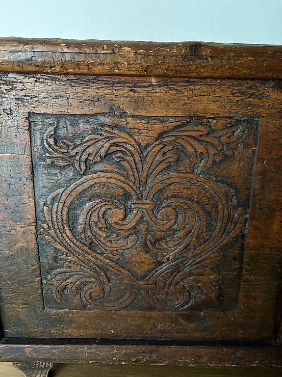 Coffre ancien en bois sculpté Canton Valais - anibis.ch
