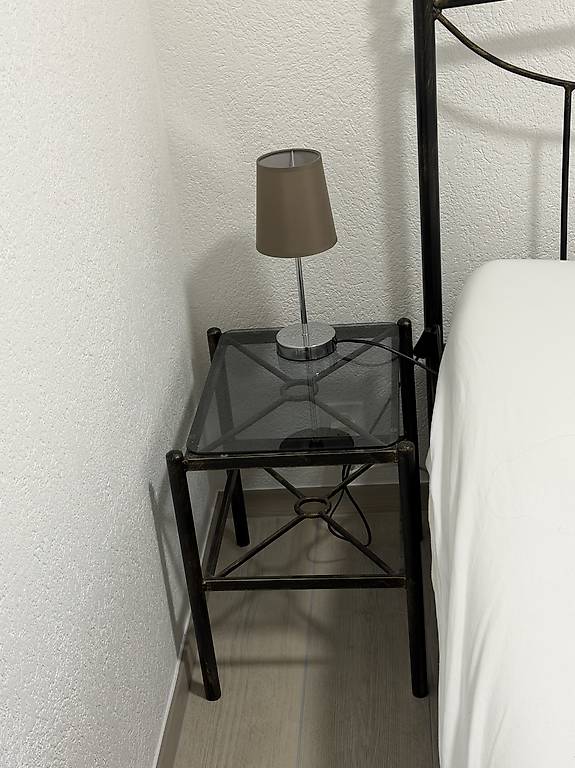 Lit inclus matelas et deux tables de nuits Canton Fribourg - anibis.ch