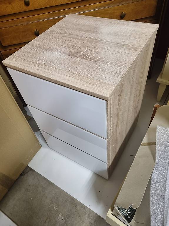 Table de nuit avec tiroirs à face en verre Canton Vaud - anibis.ch