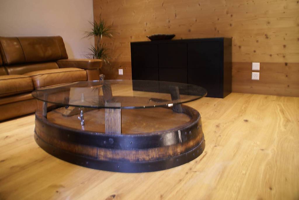 Table d'artisan en face de tonneau Canton Vaud - anibis.ch