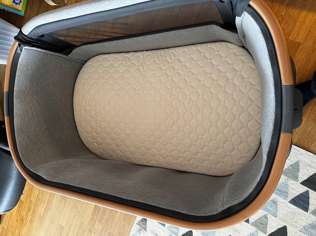 Maxi-Cosi Iora Essential - Mobiles Babybett Canton Zurich - anibis.ch