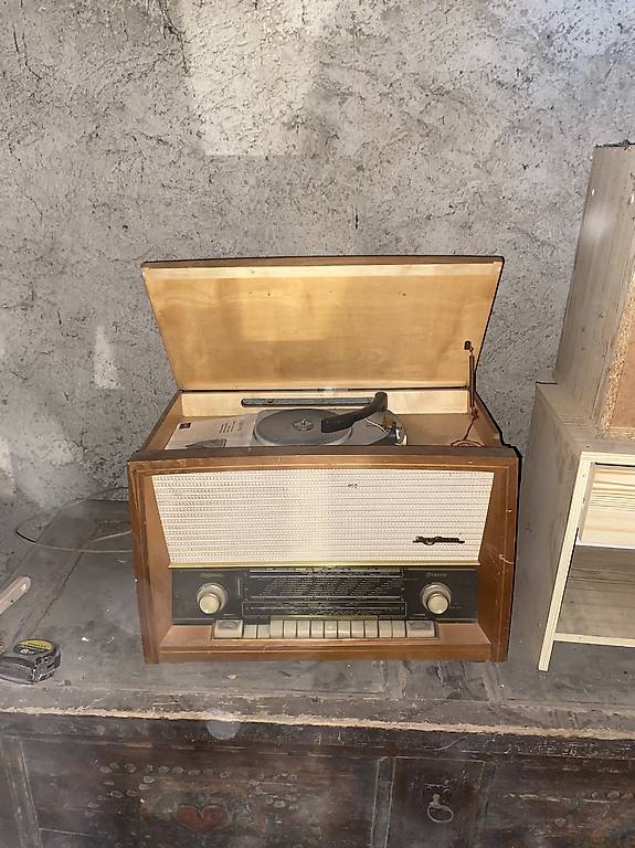 Tourne-disque vintage RESONAR + env. 30 disques rétro im Kanton Waadt ...