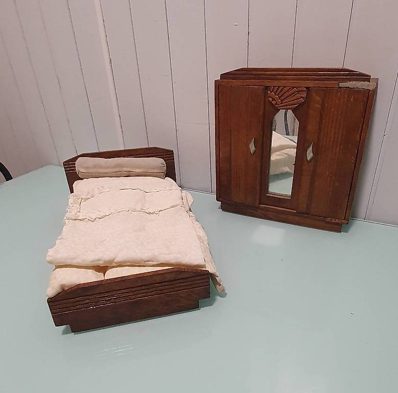 Meubles de poupée ancien des années 1945 environ Canton Vaud - anibis.ch