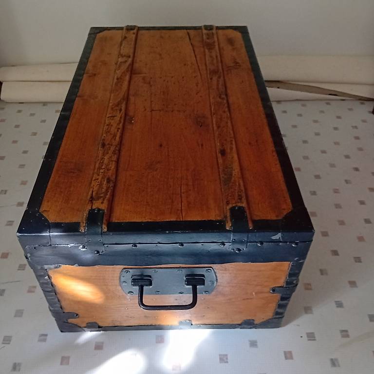 Beau coffre en bois massif époque im Kanton Bern - anibis.ch