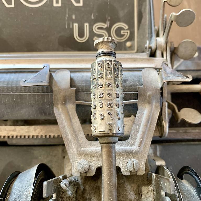 Machine à écrire AEG mignon dans son jus Canton Vaud - anibis.ch