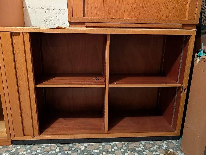 Armoire latéral en bois portes coulissantes Canton Neuchâtel - anibis.ch