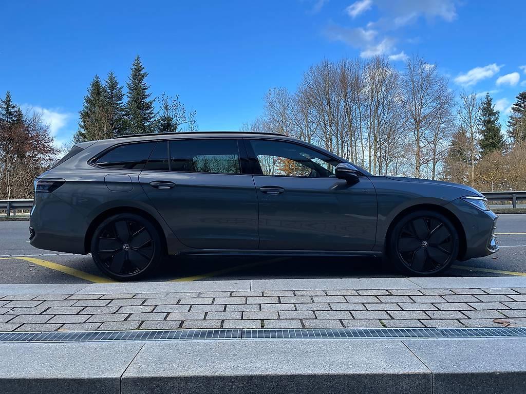 VW Passat Variant 1.5 TSI evo2 Hybrid R-Line DSG, Canton Schwytz ...