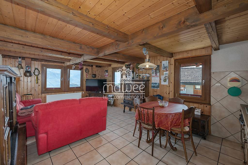 Chalet mitoyen avec dépendance et grand potentiel à Granois Canton ...