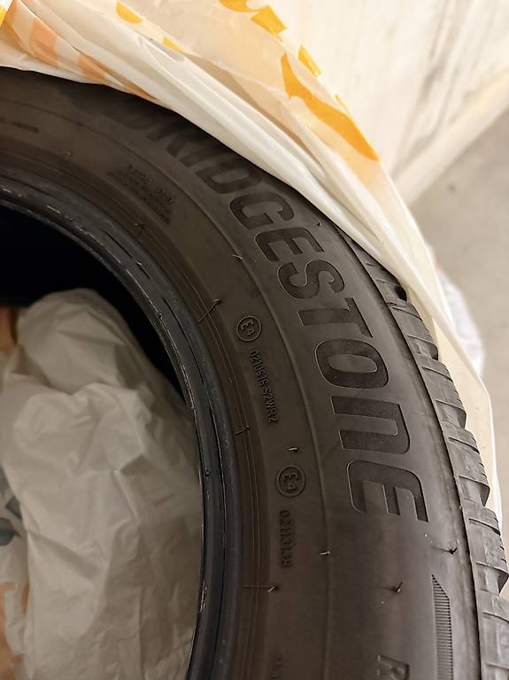 2x Pneus hiver Bridgestone 215/65/R17 Canton Genève - anibis.ch