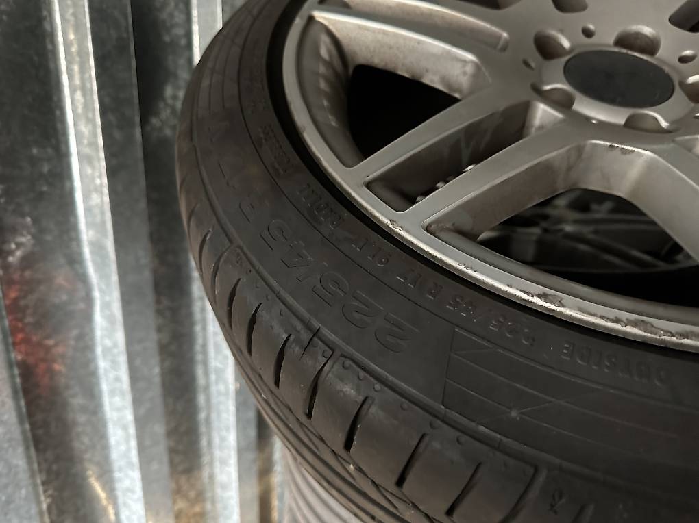 Roues Mercedes 17 pouces avec pneus été en bon état im Kanton Wallis ...