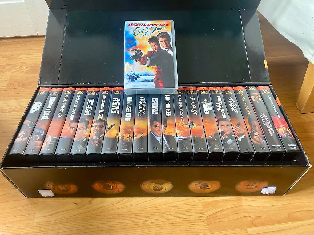 20 VHS collector James Bond 007 + posters et autres bonus Canton ...