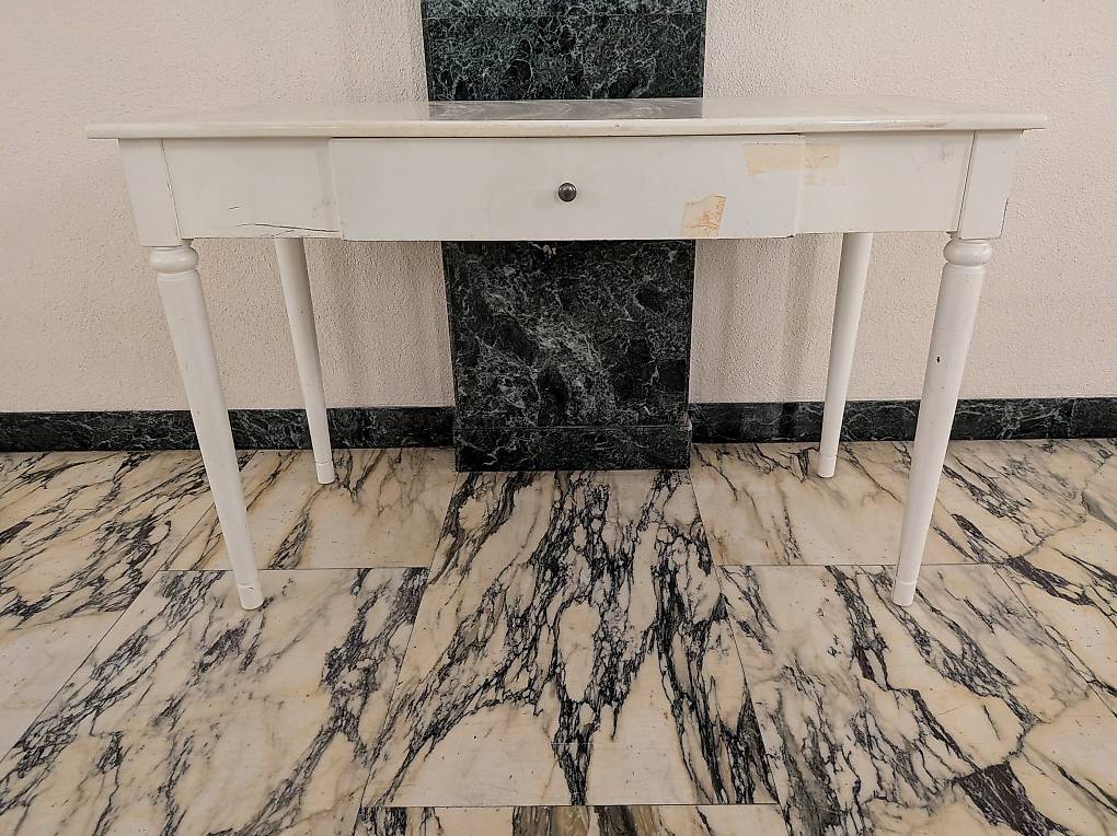 À donner - Joli petit bureau blanc en bois Canton Vaud - anibis.ch