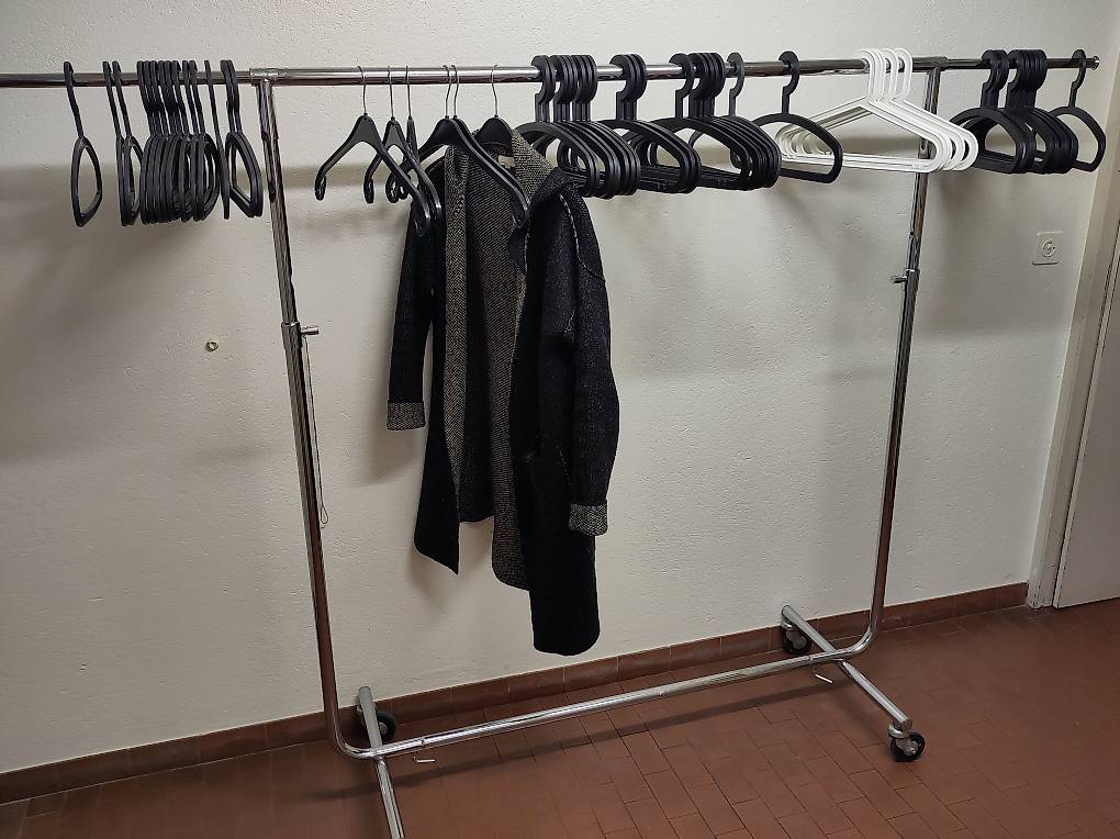 Stender à louer avec 60 cintres pour vide-dressing Canton Vaud - anibis.ch