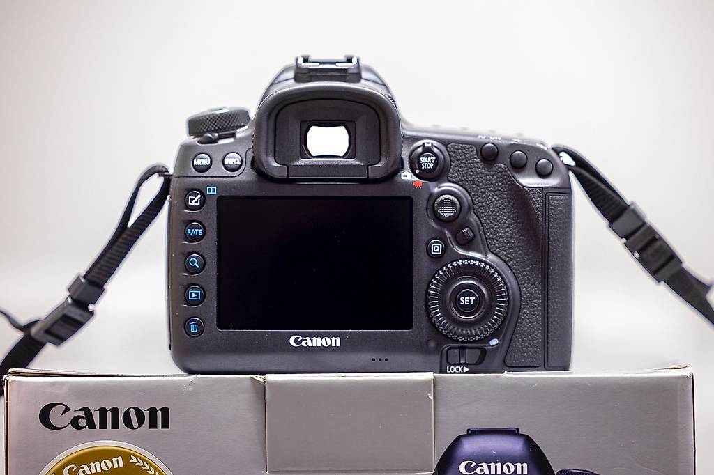 Canon 5D mark4 avec un objectif 24 70 F2.8 im Kanton Wallis - anibis.ch