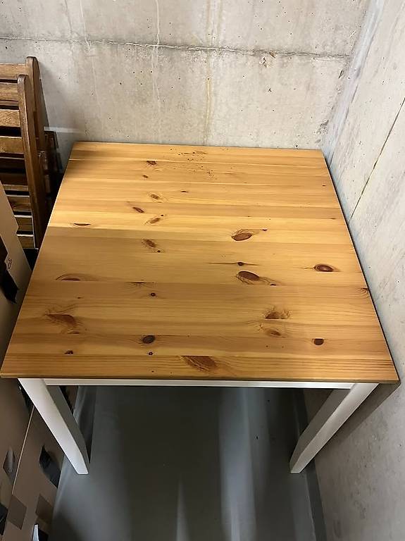 Table IKEA 2-4 personnes Canton Vaud - anibis.ch