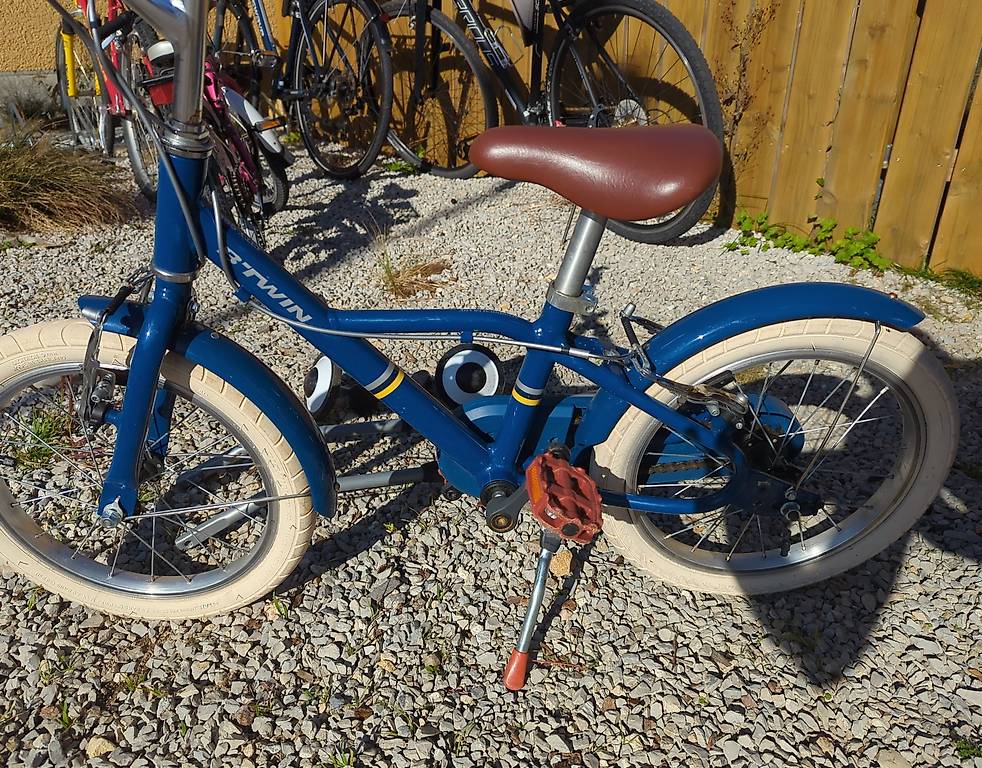 Vélo/draisienne enfant 16'' pouces avec roulettes im Kanton Neuenburg ...