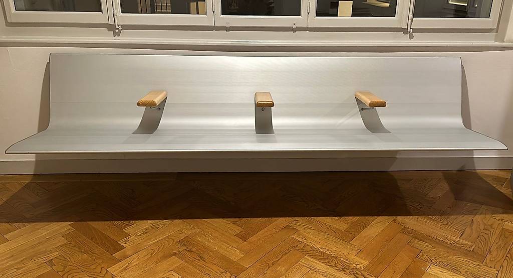 Banc suspendu design - Sellex Aero Bench Wall Hanging Canton Genève ...