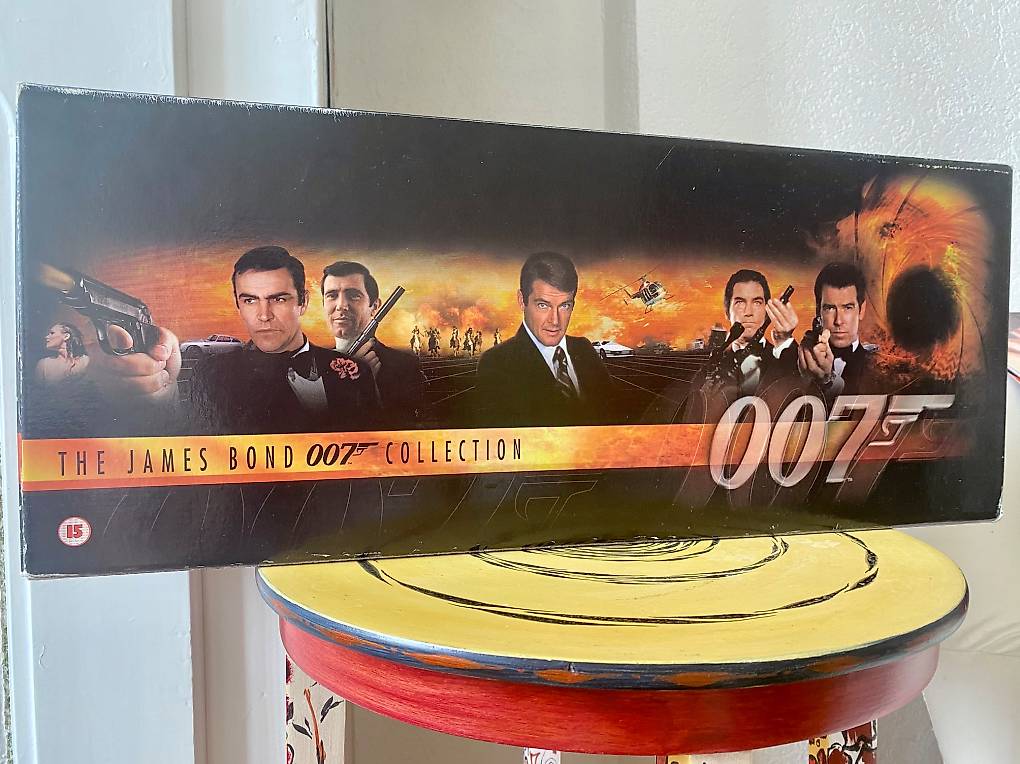 20 VHS collector James Bond 007 + posters et autres bonus Canton ...