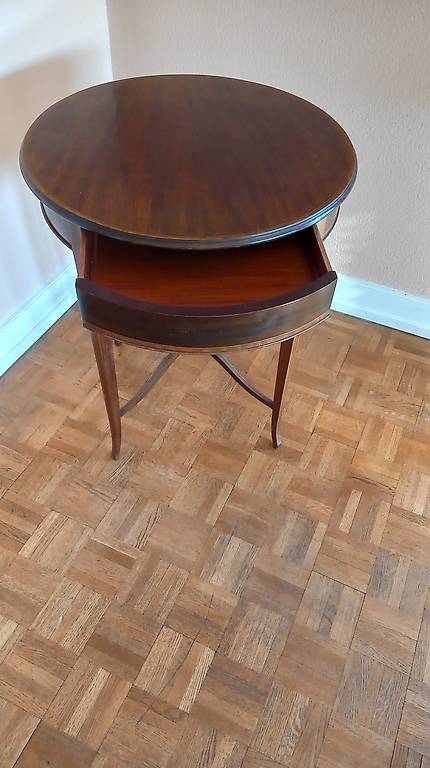 Ravissant petit guéridon haut Canton Vaud - anibis.ch