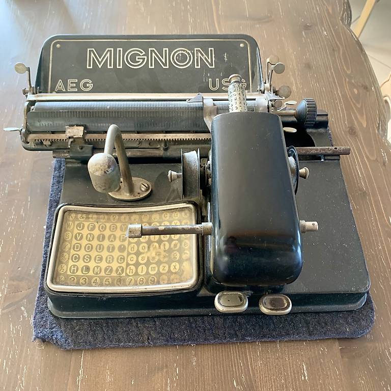 Machine à écrire AEG mignon dans son jus Canton Vaud - anibis.ch