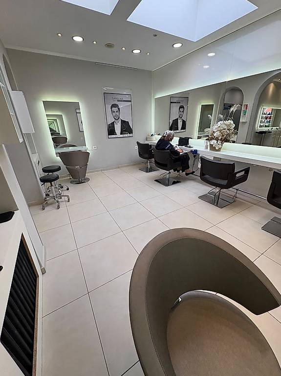 Local beauté à louer ? idéal coiffeuse ou prothésiste Canton Vaud louer - anibis.ch