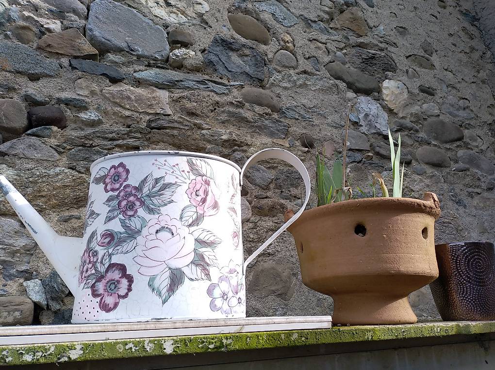 tableau cadre bois petite table ronde miroir arrosoir déco Canton ...