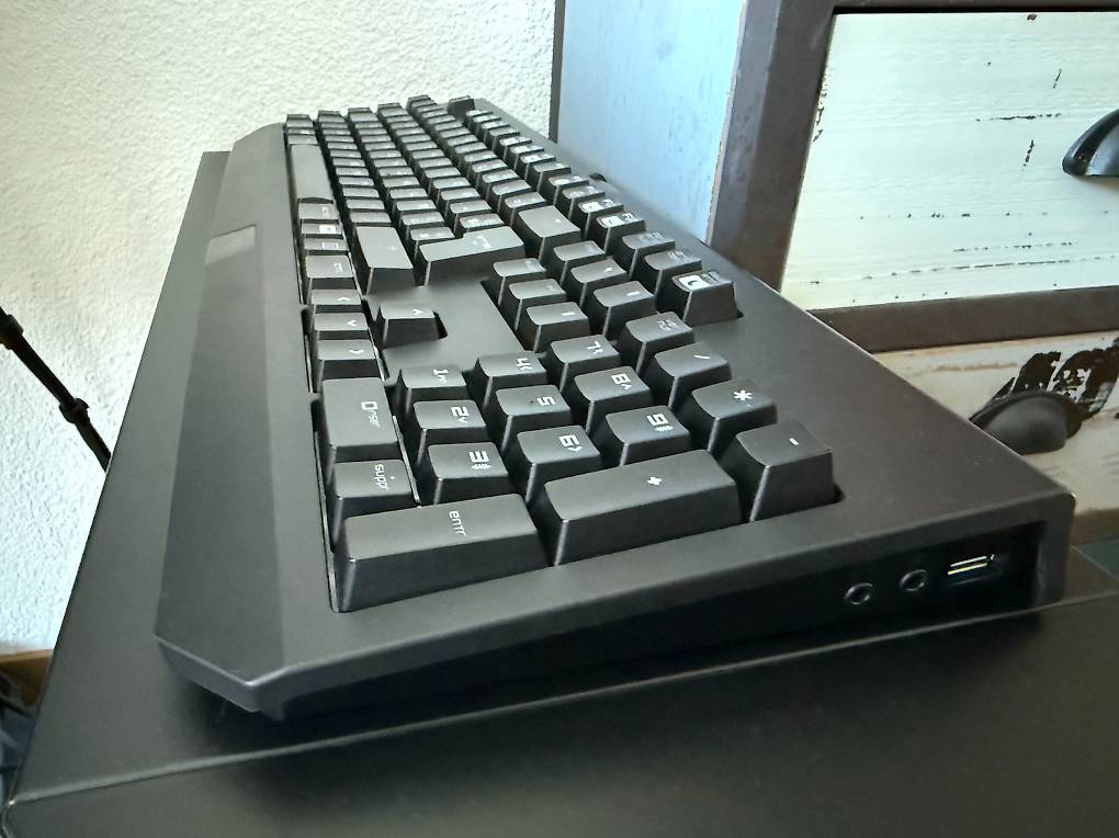 RAZER BlackWidow Chroma - Très bon état, comme neuf Canton Vaud - anibis.ch