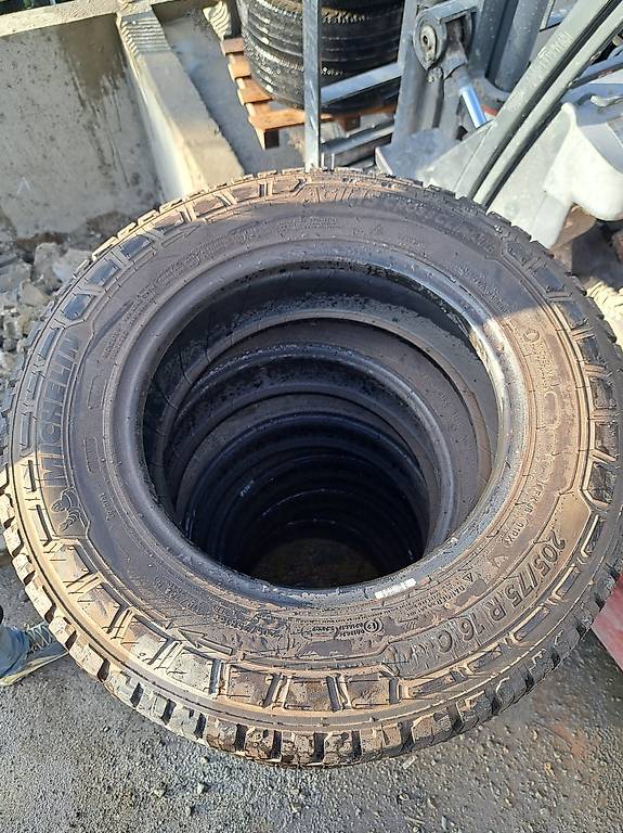 6 Pneus Michelin 205 75 R16 C Canton Valais - anibis.ch