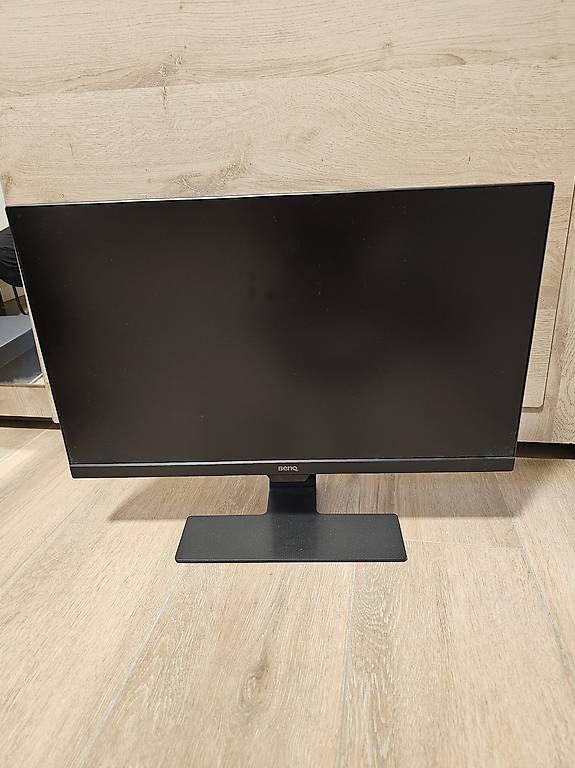 Ecran pc et une tour d'ordinateur Canton Genève - anibis.ch