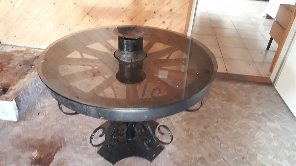 Table roue de char, pied en fer forgé Canton Valais - anibis.ch