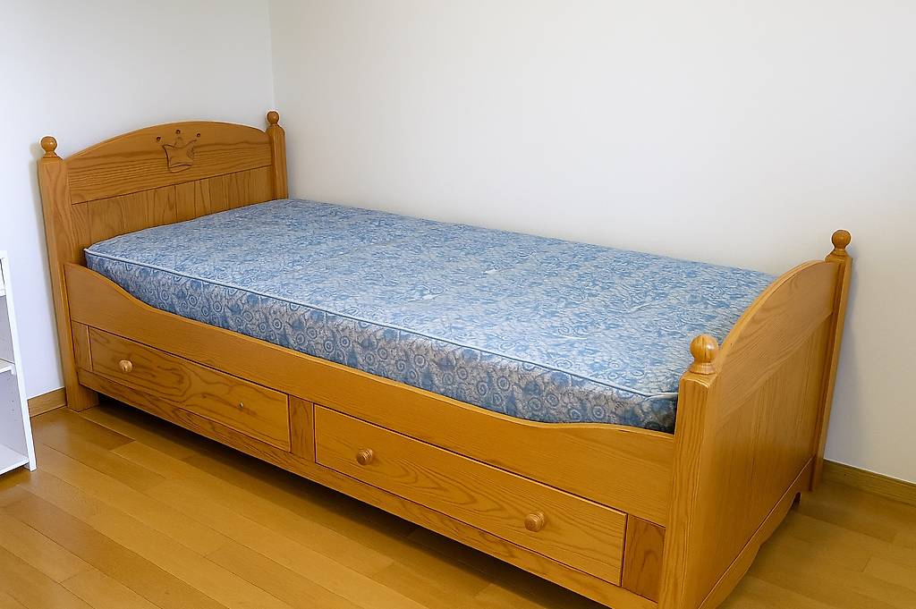 Lit une place en pin massif Canton Vaud - anibis.ch