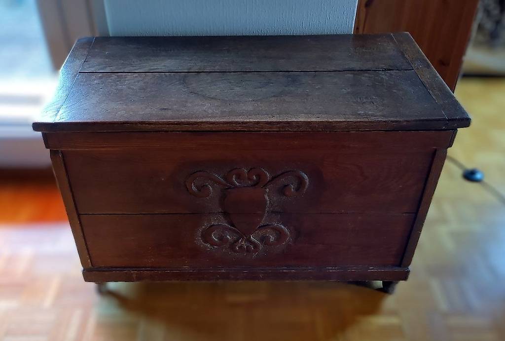 Ancien coffre bahut en bois massif Canton Vaud - anibis.ch