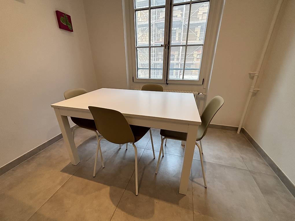 Table de cuisine blanche avec rallonge et 4 chaises Canton Genève - anibis.ch