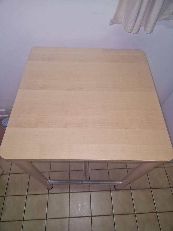 Table haute IKEA A Débattre Canton Vaud - anibis.ch