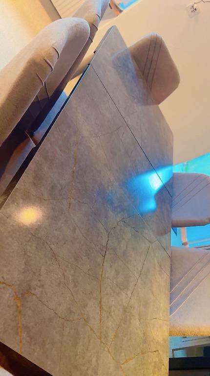 Table à manger design avec 6 chaises, état impeccable! Canton Neuchâtel - anibis.ch