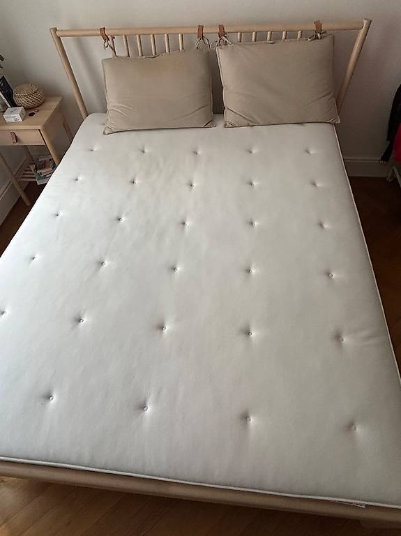 lit complet avec matelas + table de nuit Canton Vaud - anibis.ch