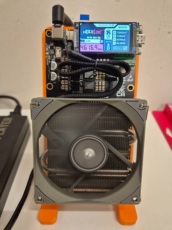 Neuwertiger Bitcoin Solo Miner Lotterie Mining Nerdqaxe++ Canton Zurich ...