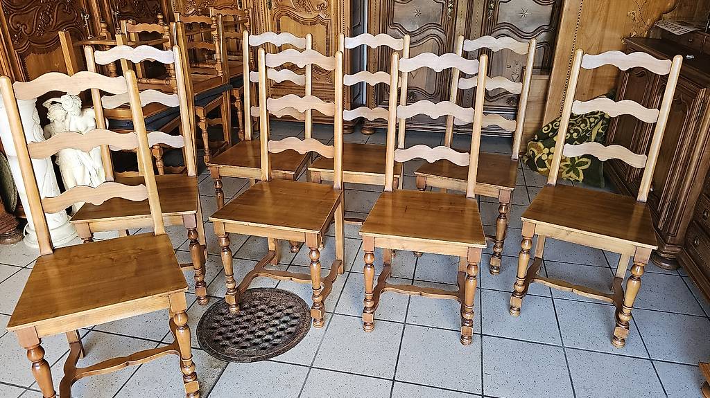 Grande table fribourgeoise avec 8 chaises et 2 rallonges Canton Jura ...