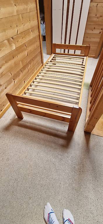 1 lit simple en bois massif avec sommier reglable Canton Valais - anibis.ch