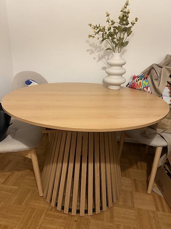 Table ronde avec rallonge insérée Canton Vaud - anibis.ch