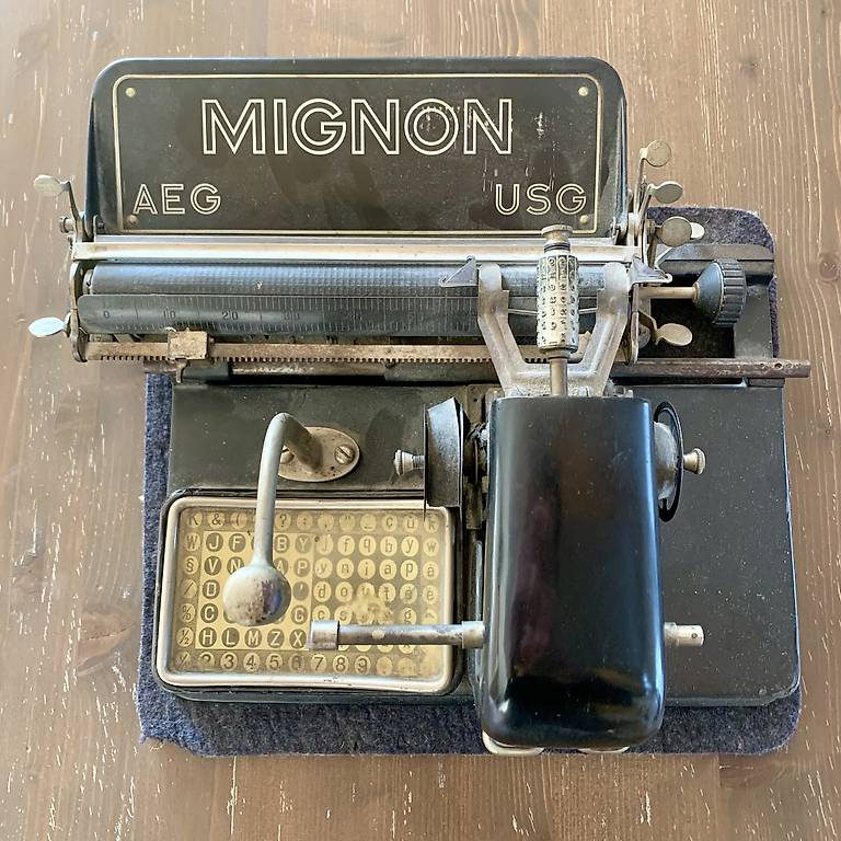 Machine à écrire AEG mignon dans son jus Canton Vaud - anibis.ch