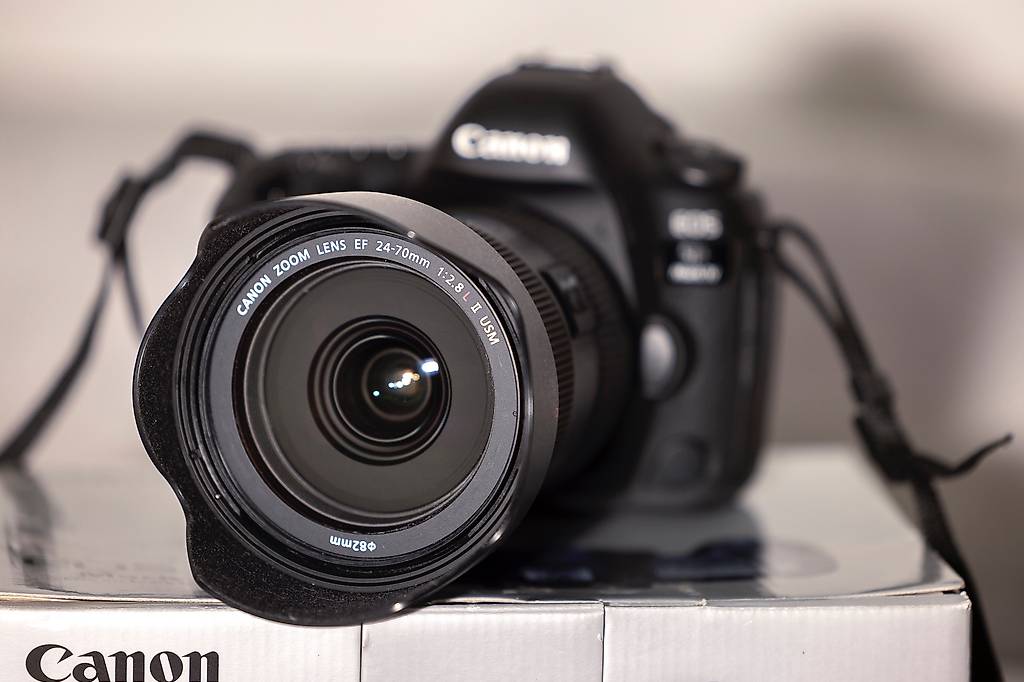 Canon 5D mark4 avec un objectif 24 70 F2.8 im Kanton Wallis - anibis.ch