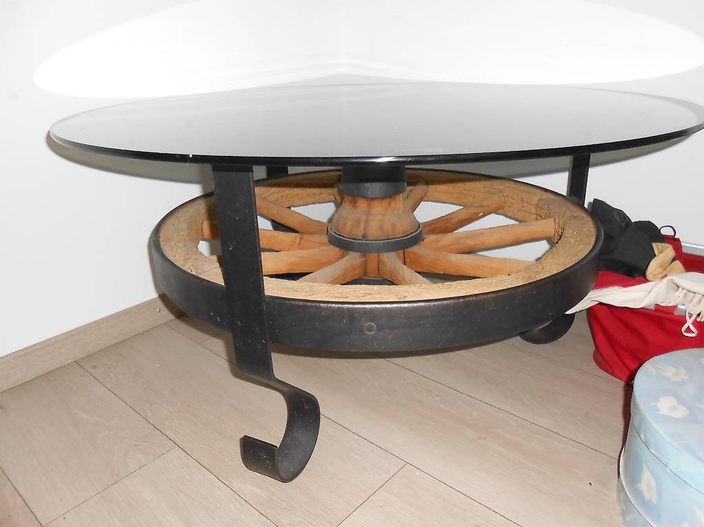 Table basse roue de char verre fumé Vintage Canton Vaud - anibis.ch