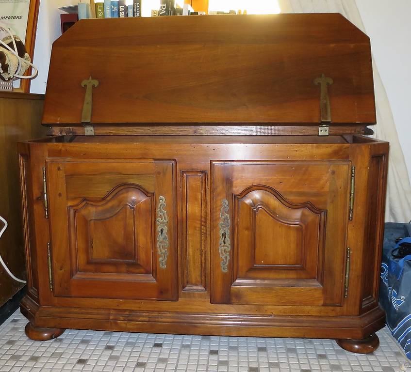 Bahut ancien en noyer massif Canton Fribourg - anibis.ch